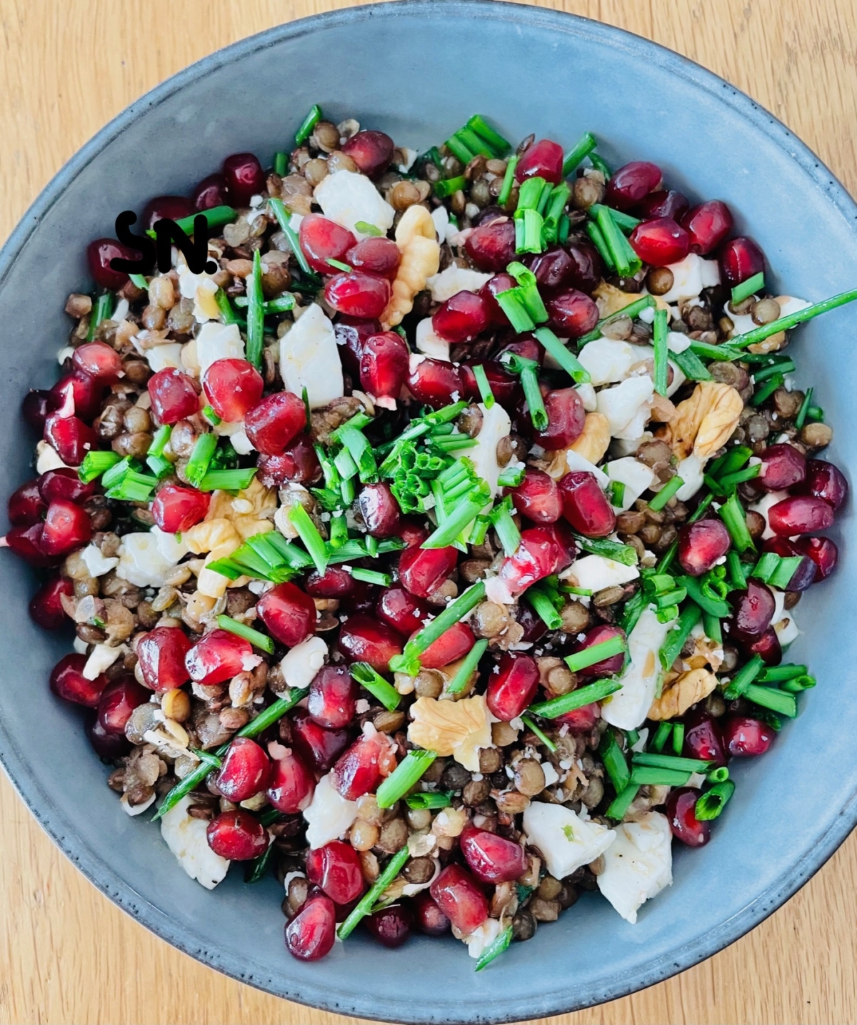 Salade “pimpée” de lentilles, grenade et feta, sauce miel orange et ...