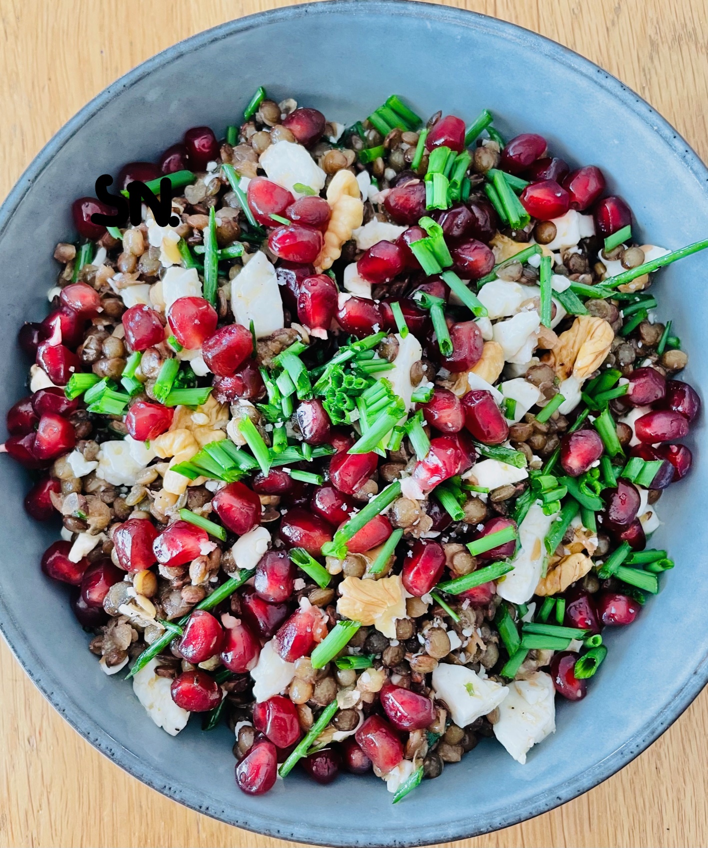 Salade “pimpée” de lentilles, grenade et feta, sauce miel orange et ...
